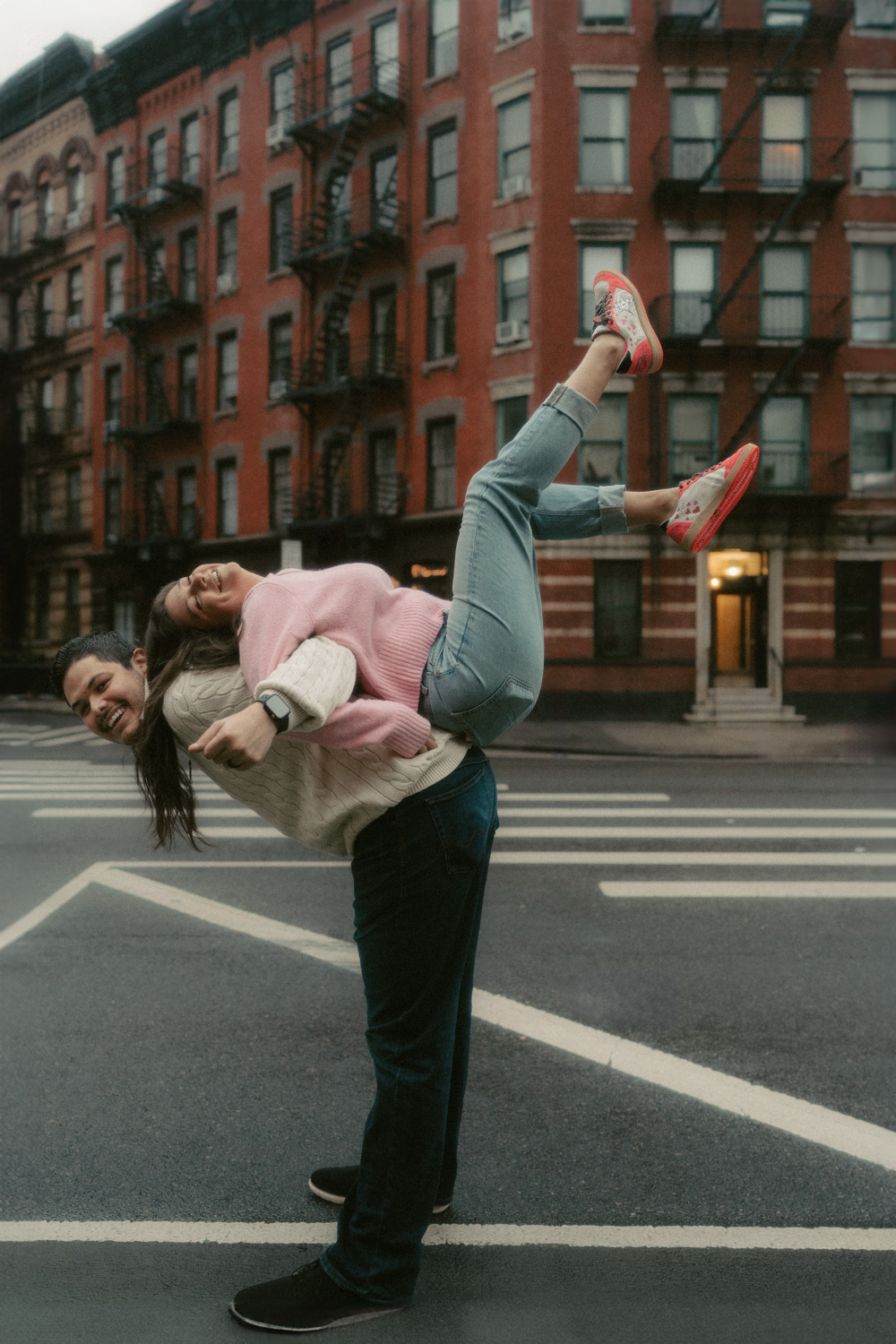 Moody Couples Photoshoot in the Rain | Manhattan, New York - Randi ...
